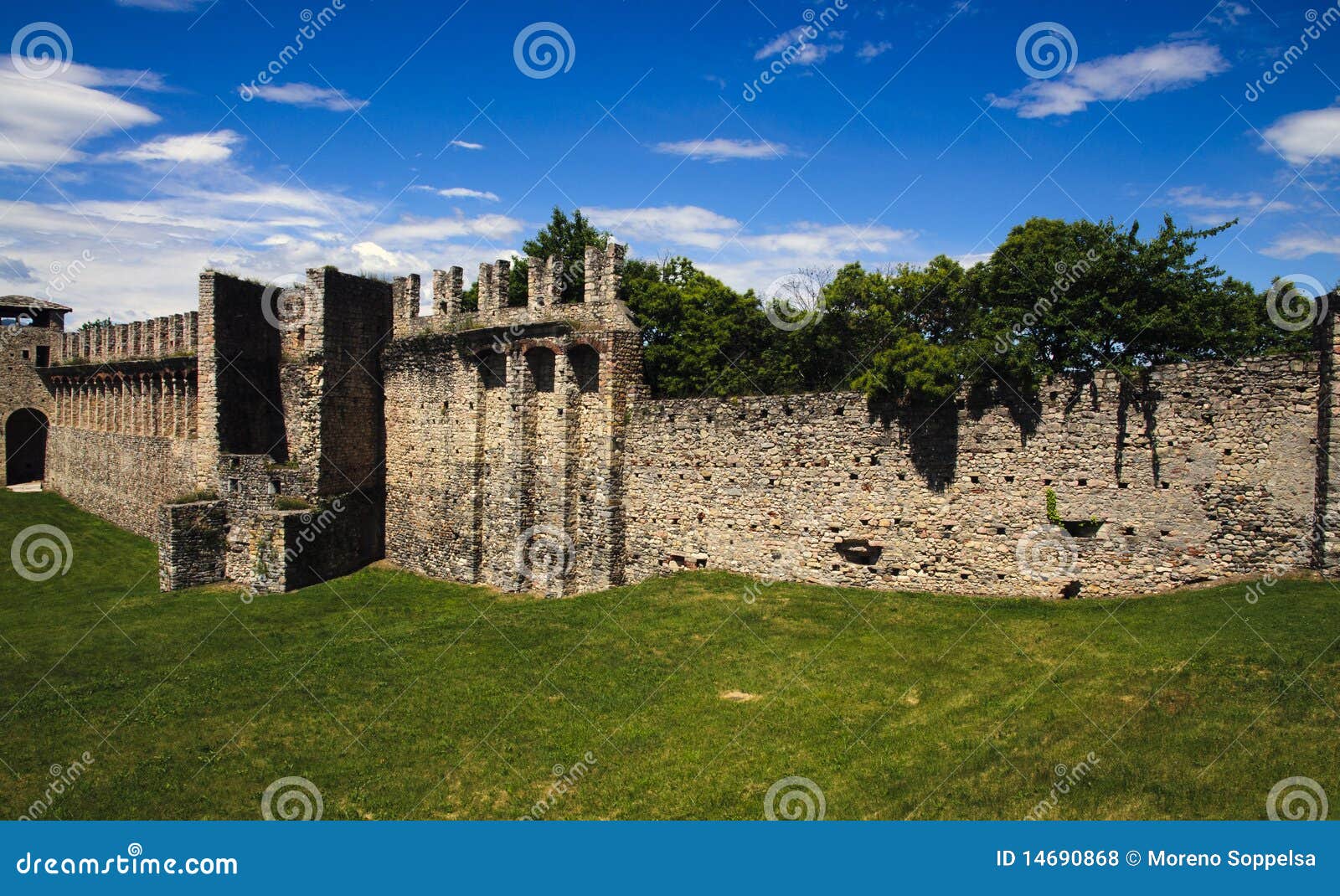 Castello Di Angera - Fortezza (Rocca Borromea) Fotografia Stock ...