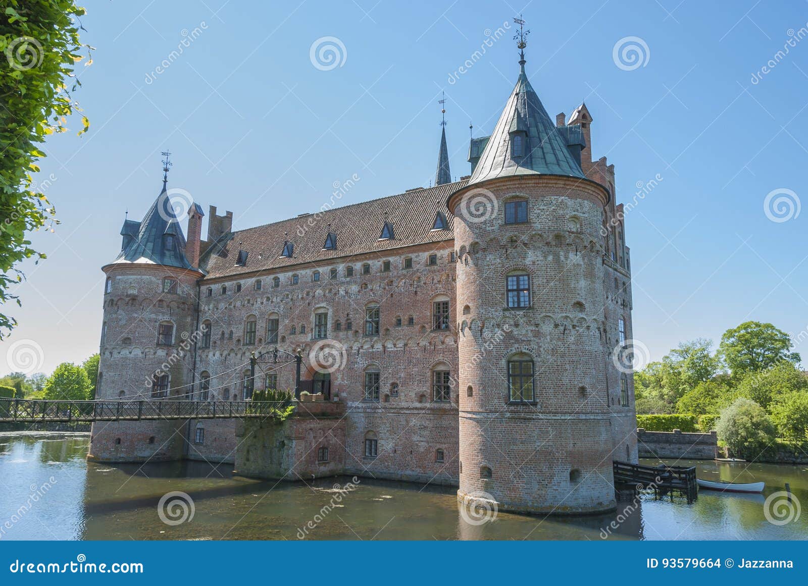 Castello Di Egeskov in Danimarca Con La Passerella Fotografia Stock ...