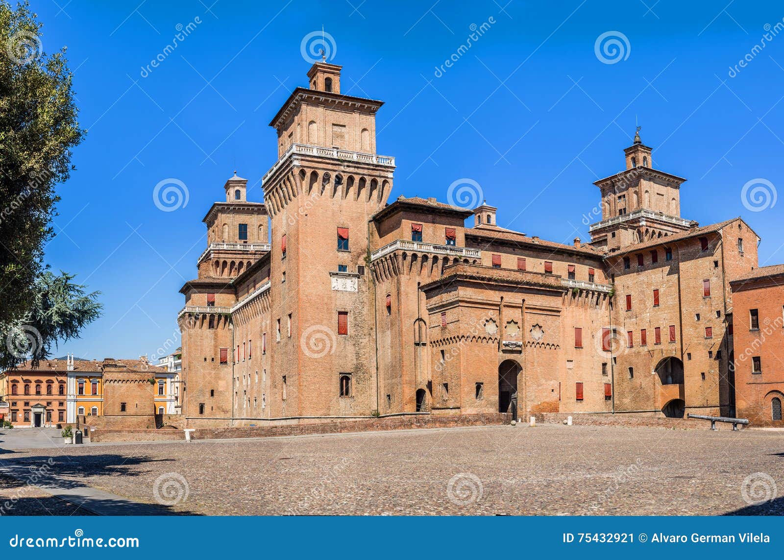 Castello Di Estense Di Ferrara L'Emilia Romagna L'Italia Immagine Stock ...