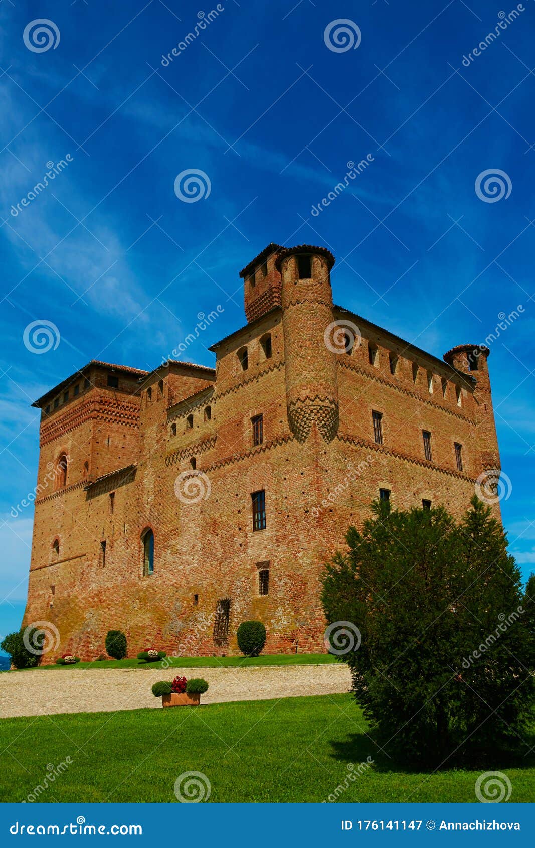 Castello Di Grinzane Cavour Piemonte Italy Imagen de archivo - Imagen ...