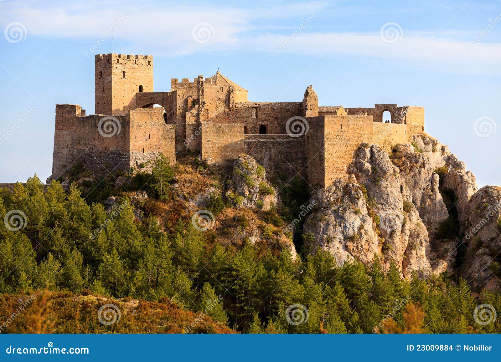 Castello di Loarre, Spagna fotografia stock. Immagine di bastione ...