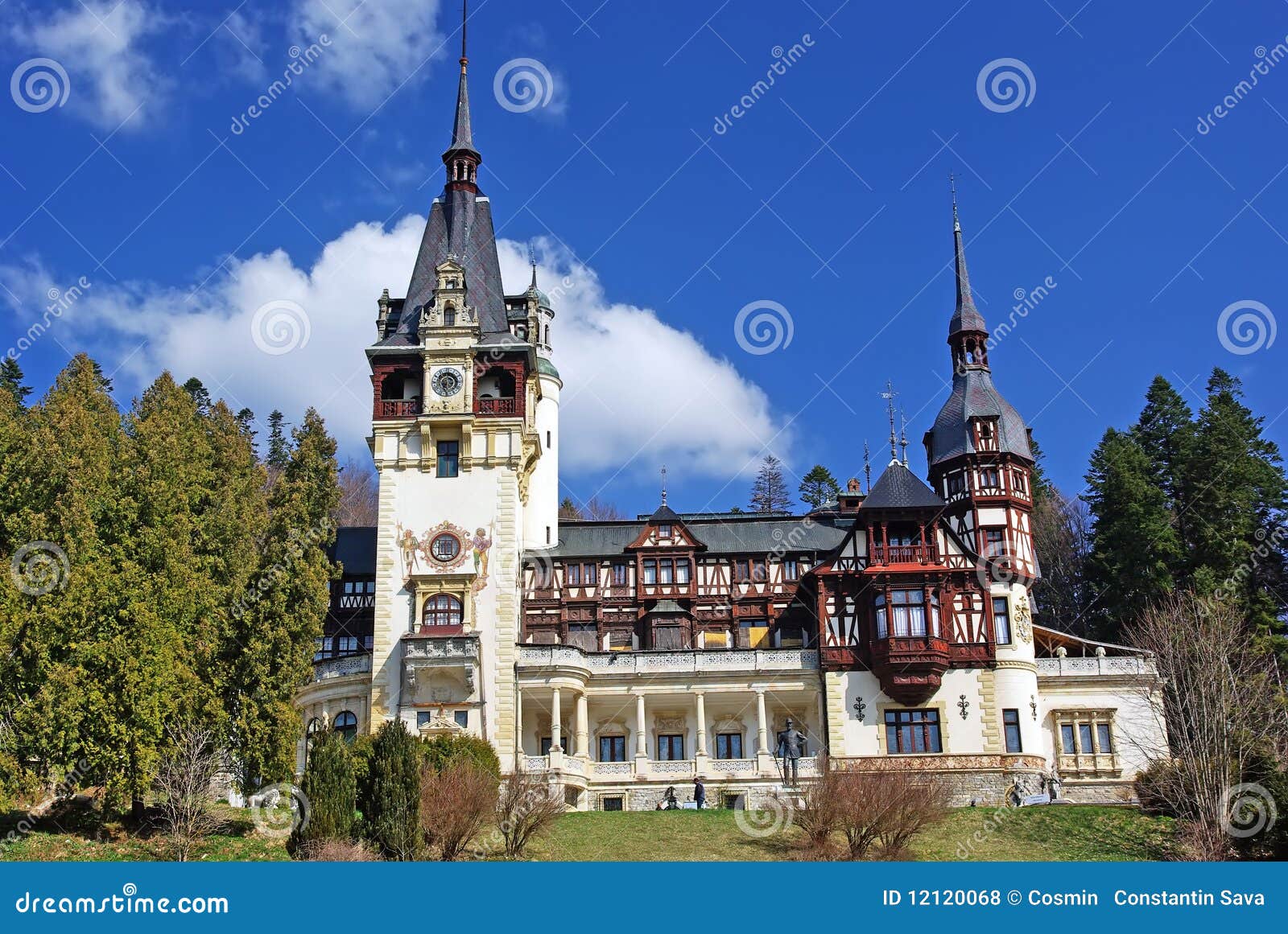 Castello Di Peles in Romania Fotografia Stock - Immagine di erba ...