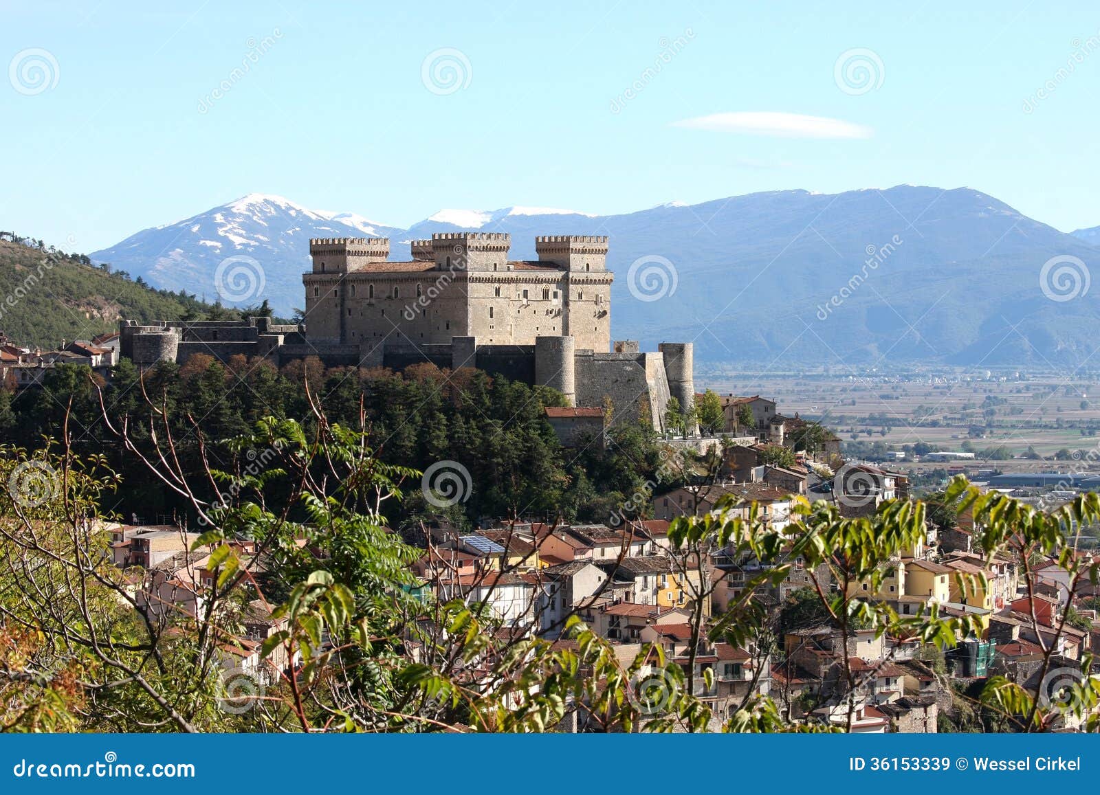 Castello Di Piccolomini, Celano, Italia Immagine Stock - Immagine di ...