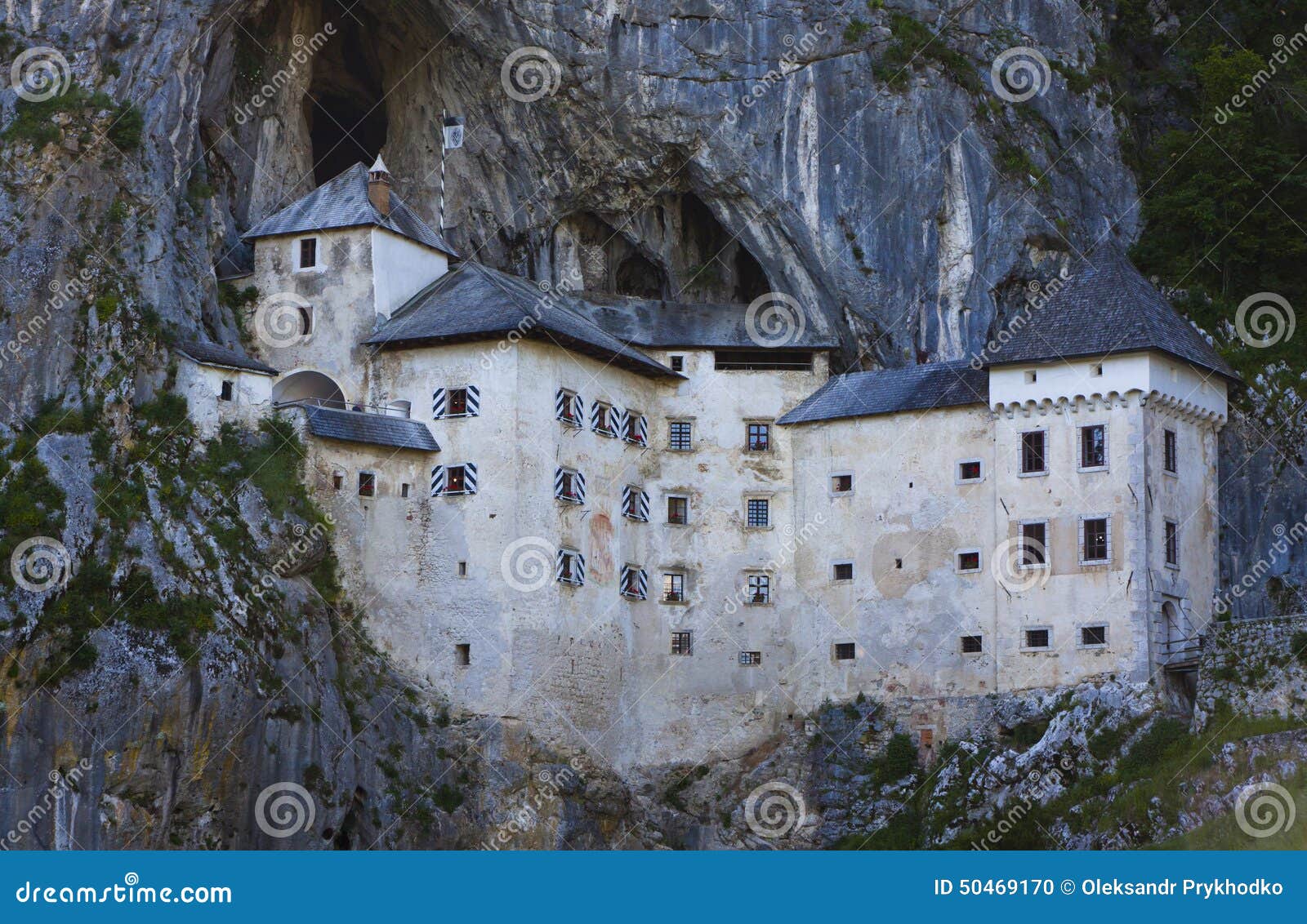 Castello Di Predjama in Caverna Di Postumia, Slovenia Fotografia Stock ...