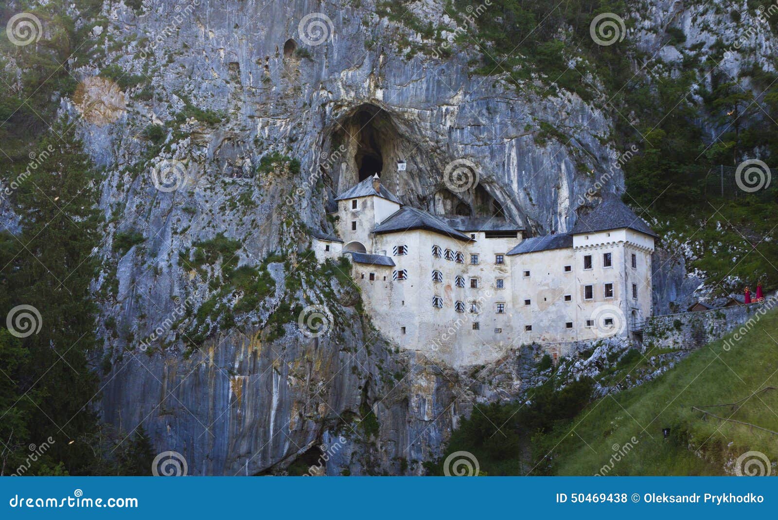 Castello Di Predjama in Caverna Di Postumia, Slovenia Fotografia Stock ...