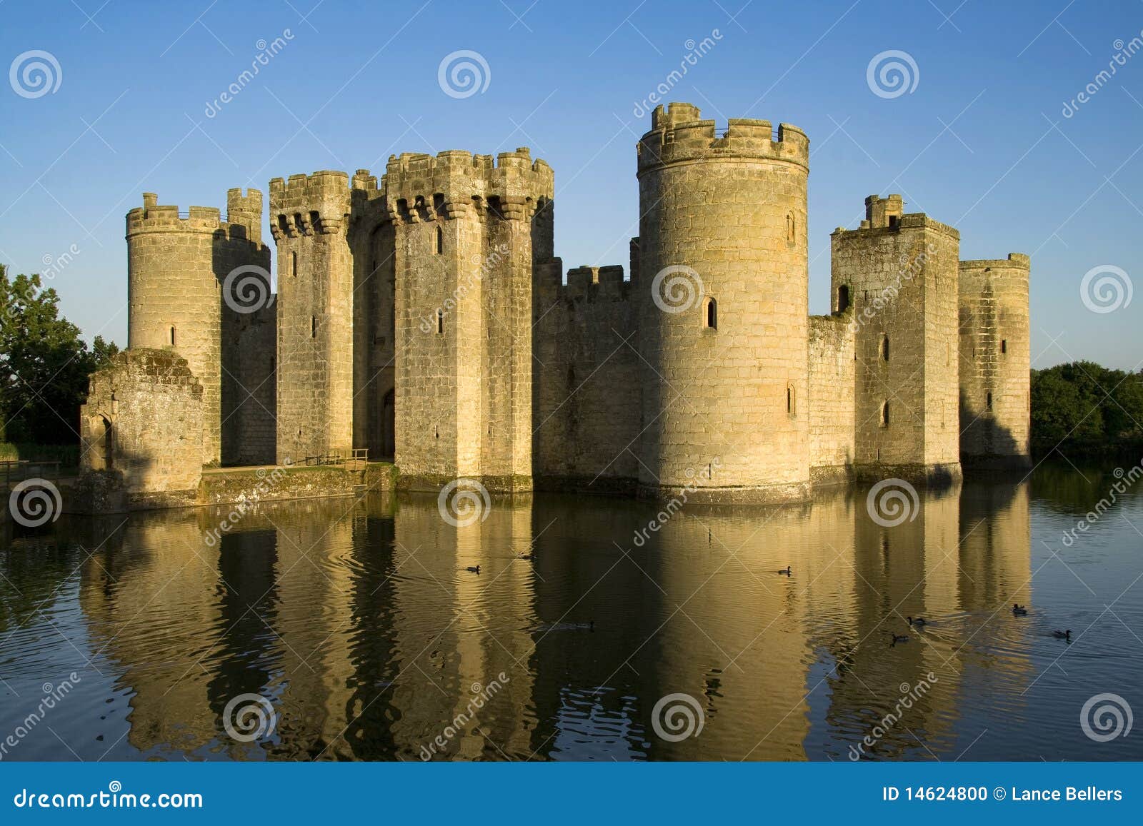 Castello e fossato fotografia stock. Immagine di riflessione - 14624800