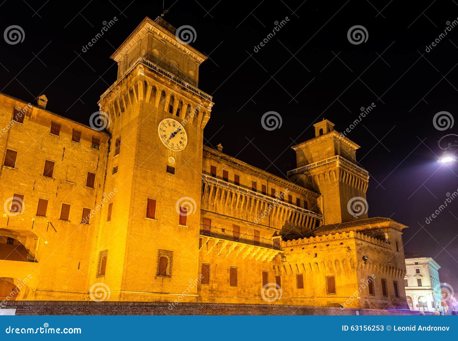 Castello Estense, En Omgiven Med Vallgrav Medeltida Slott Fotografering ...