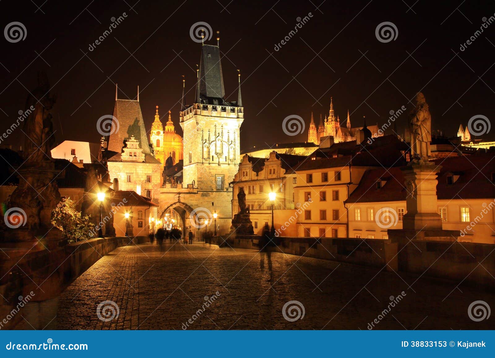 Castello Gotico Di Praga Di Notte Immagine Stock - Immagine di acqua ...