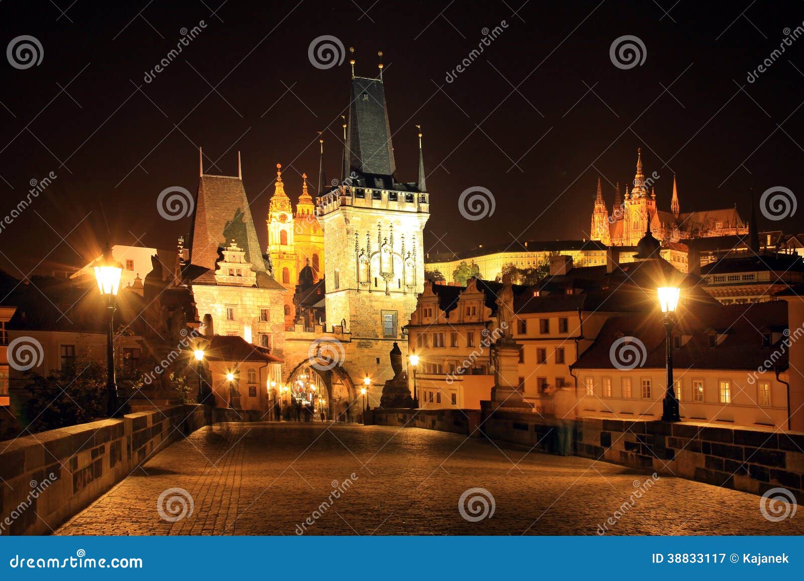 Castello Gotico Di Praga Di Notte Con Charles Bridge Immagine Stock ...