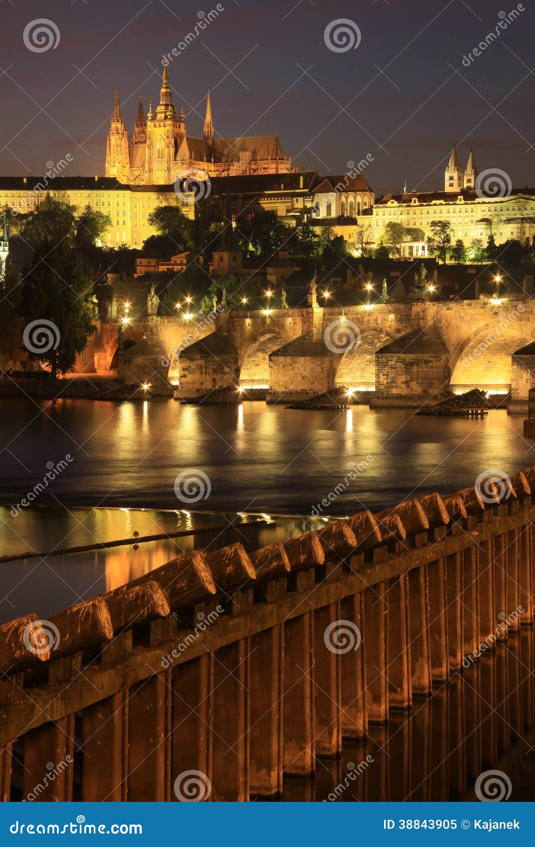 Castello Gotico Di Praga Di Notte Con Charles Bridge Immagine Stock ...