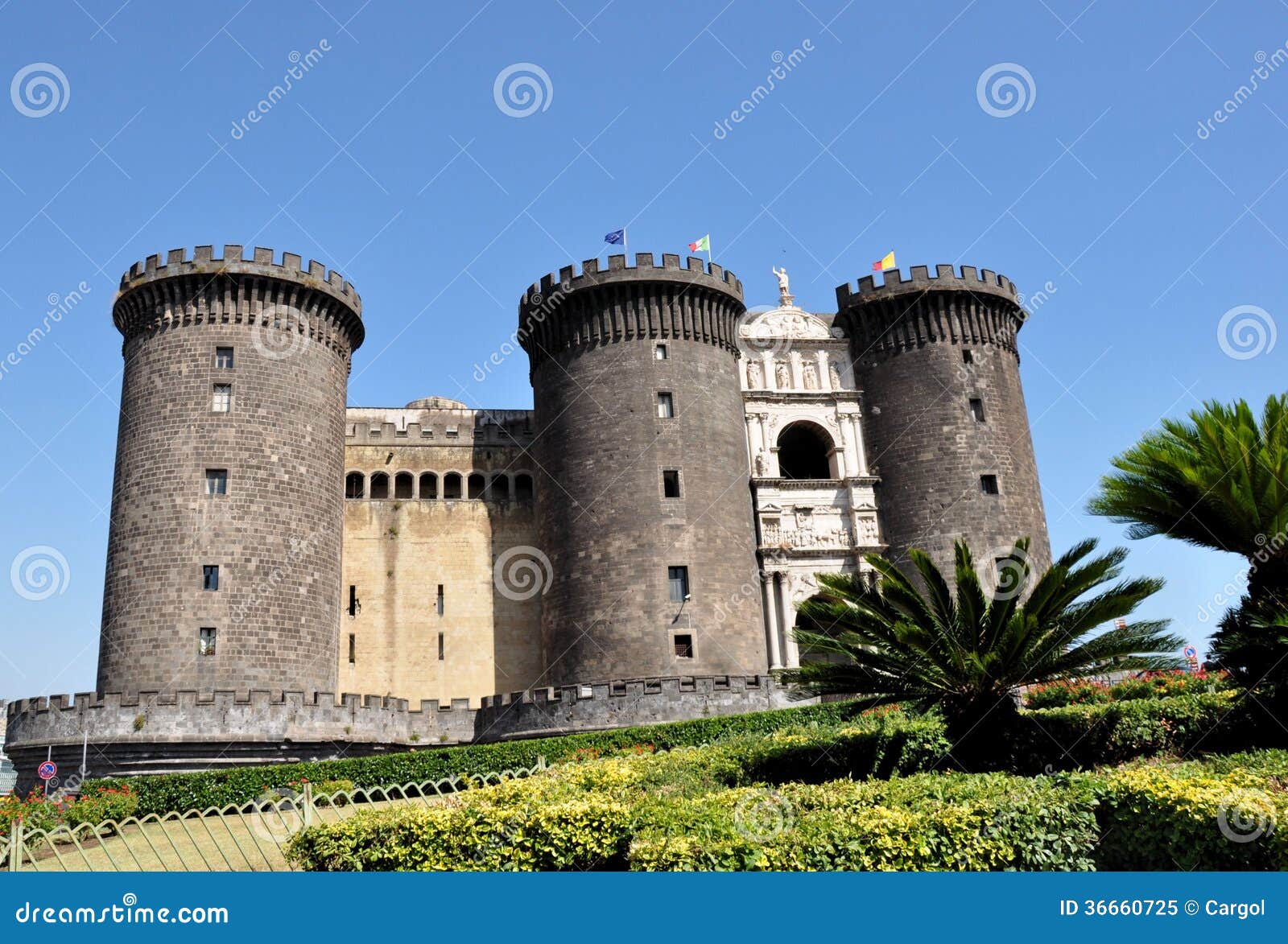 Castello Nuovo, Napoli immagine stock. Immagine di necessario - 36660725