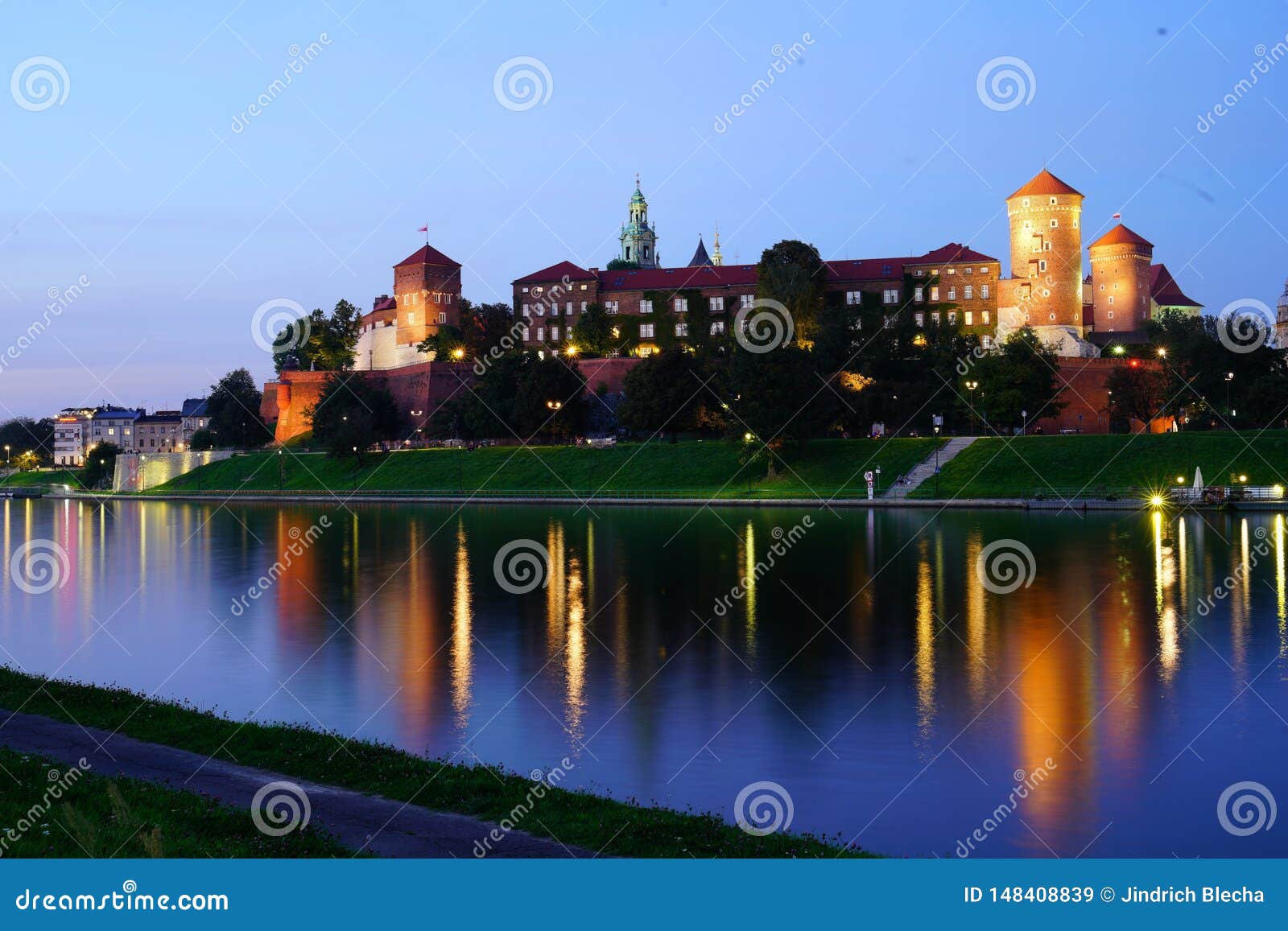 Castello Reale Di Wawel Alla Notte Immagine Stock - Immagine di ...