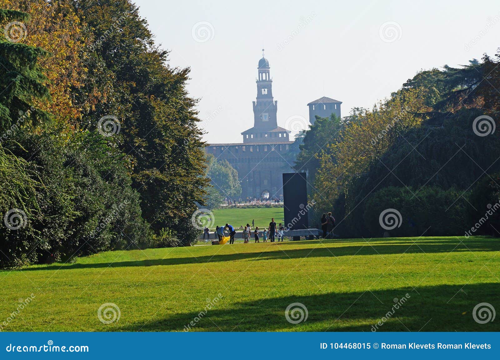 Castello-Sforzesco En Un Parque Verde Reservado Imagen de archivo ...