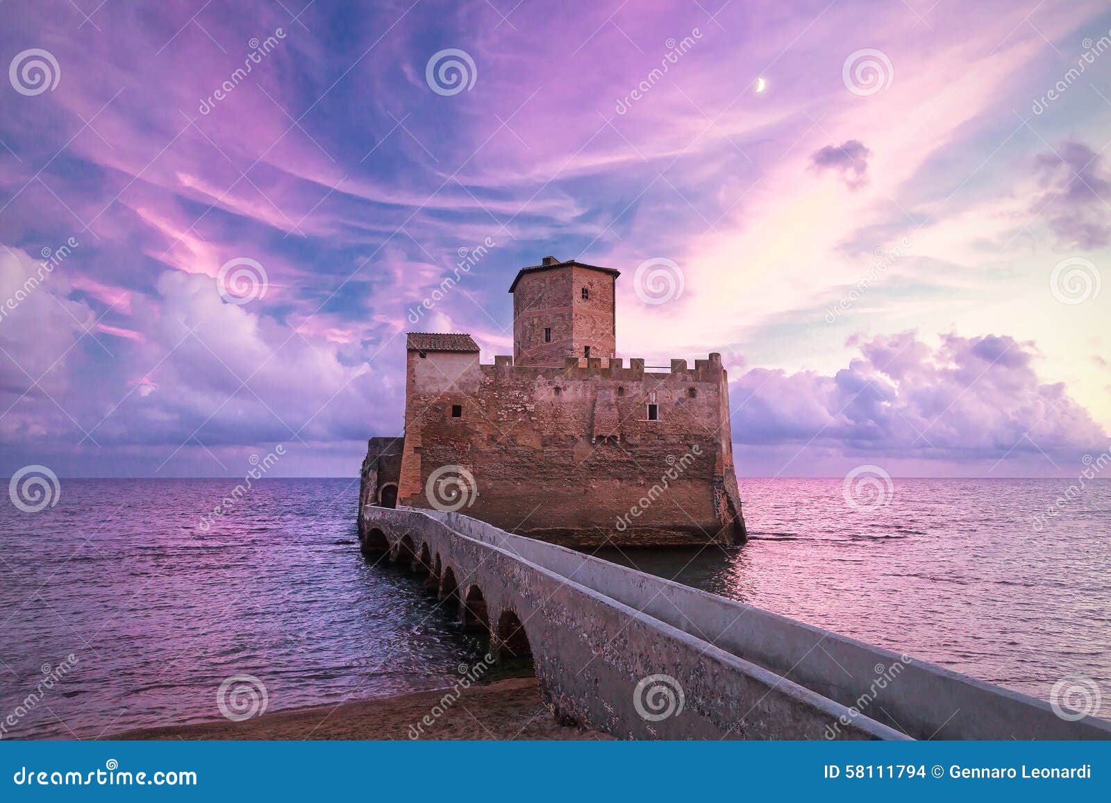Castello sul mare fotografia stock. Immagine di ponticello - 58111794