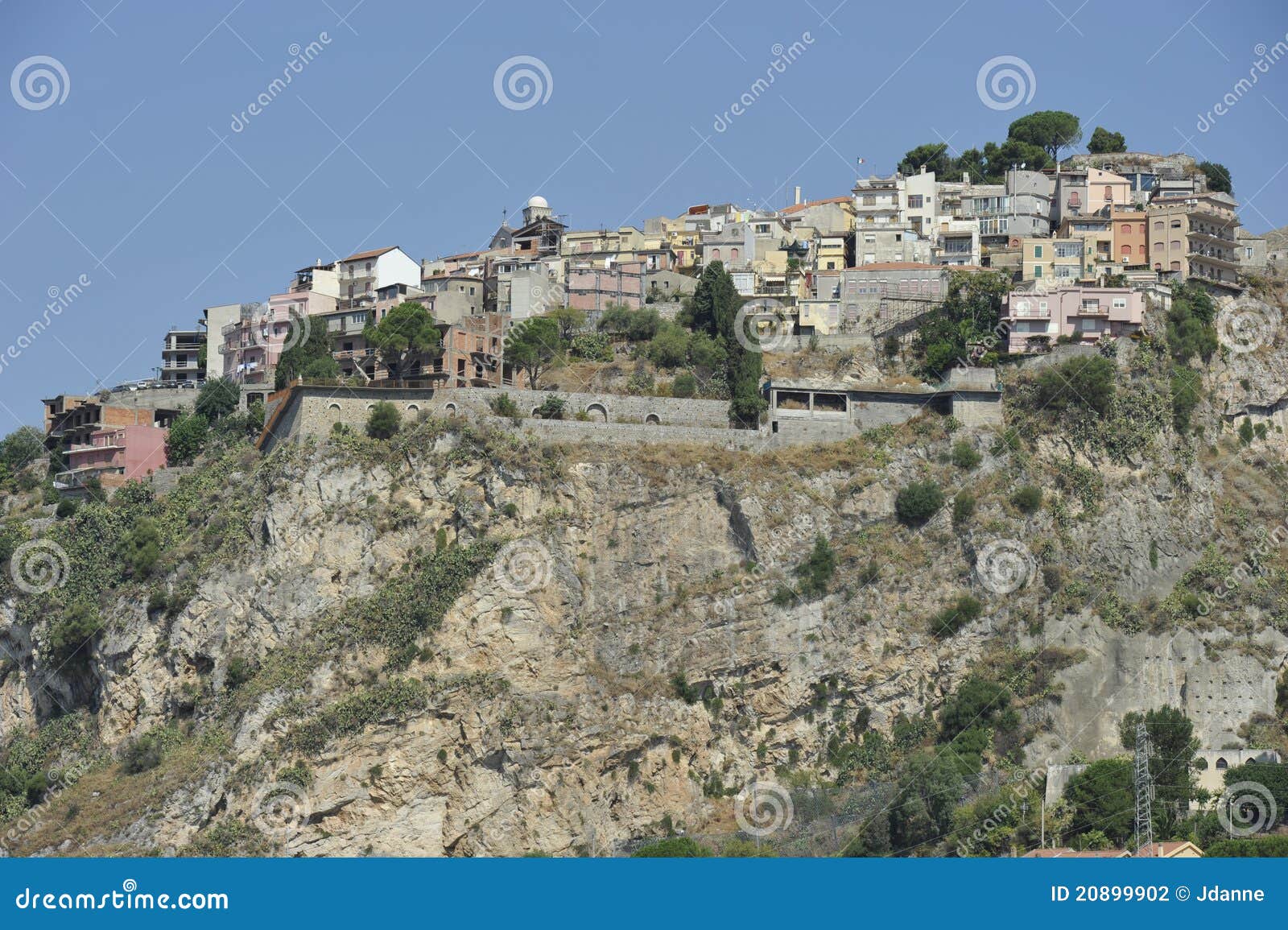 Castelmola, Dorf Oben Auf Einen Felsen Stockfoto - Bild von draussen ...