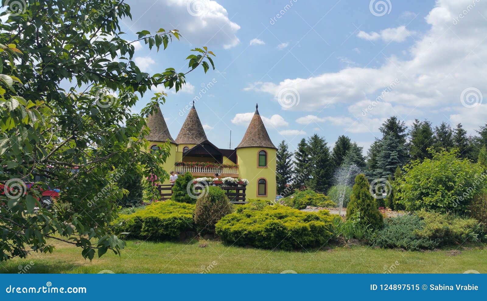 Castelo amarelo imagem editorial. Imagem de parque, castelo - 124897515