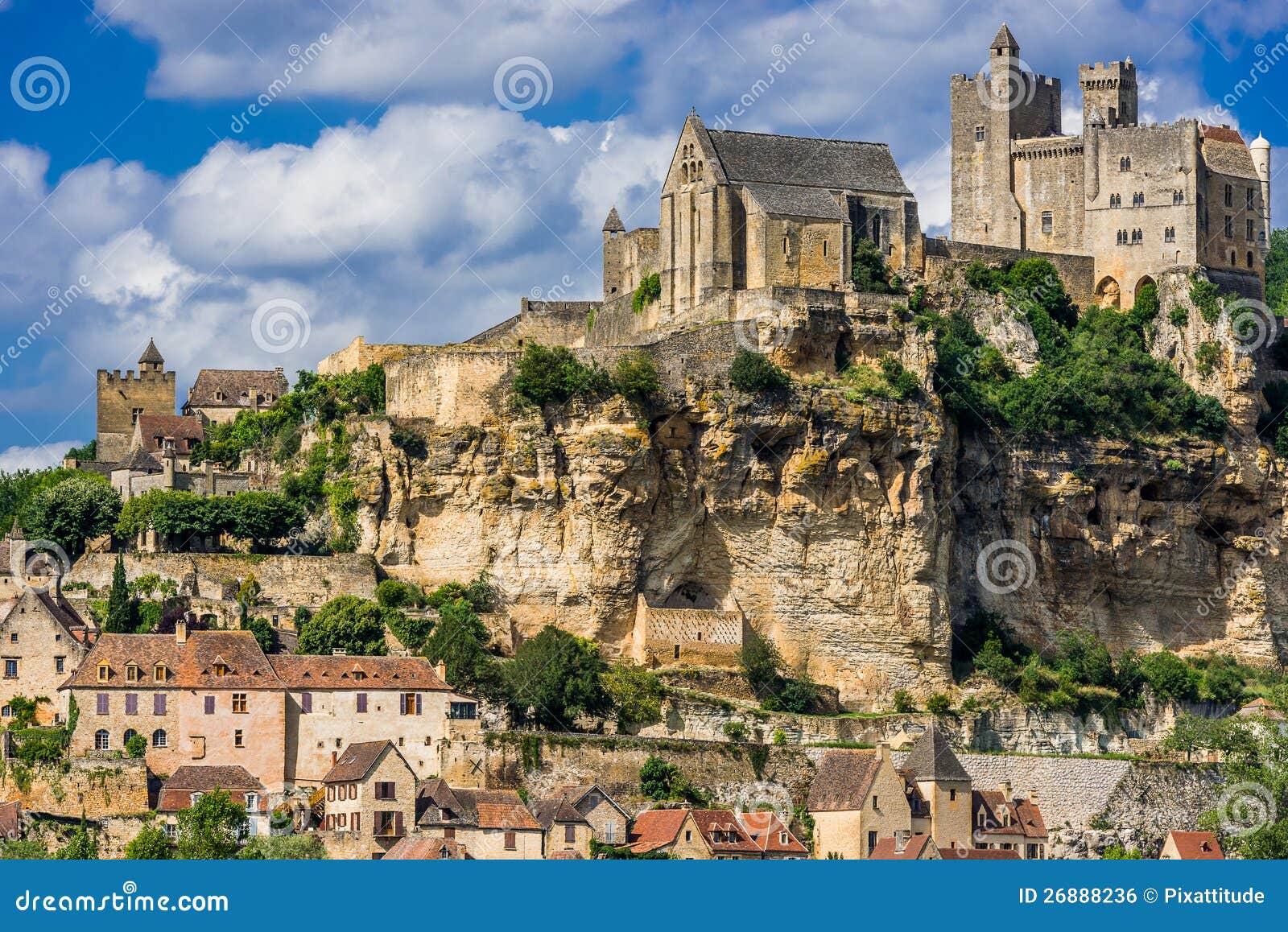 Castelo de beynac france foto de stock. Imagem de medieval - 26888236