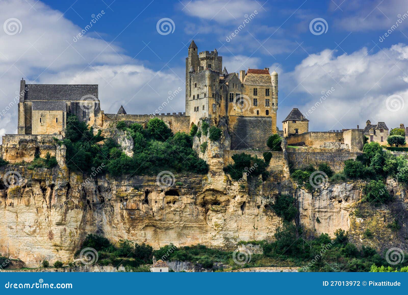 Castelo de beynac france foto de stock. Imagem de medieval - 27013972