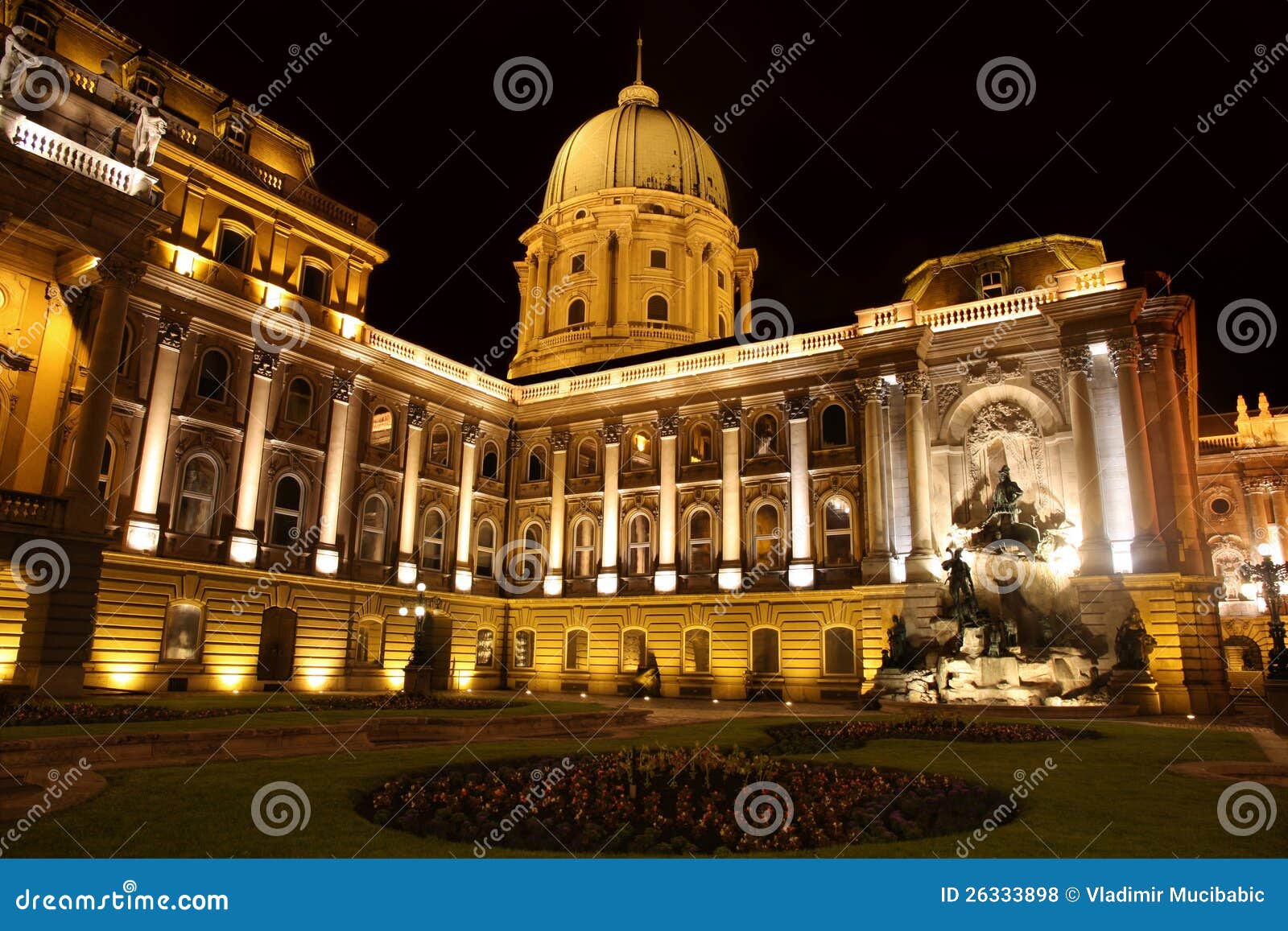 Castelo De Buda Em Budapest, Hungria Foto de Stock - Imagem de noite ...