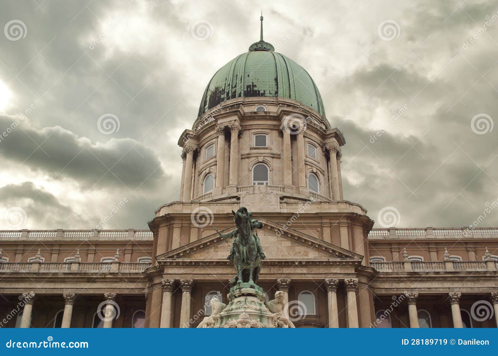 Castelo De Buda Em Budapest (Hungria) Imagem de Stock - Imagem de ...
