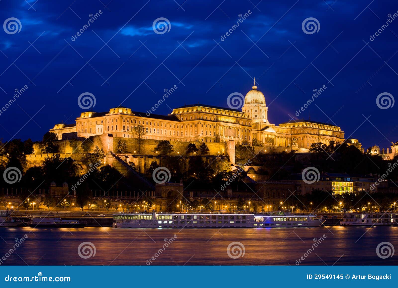 Castelo De Buda Na Noite Em Budapest Imagem de Stock - Imagem de ...