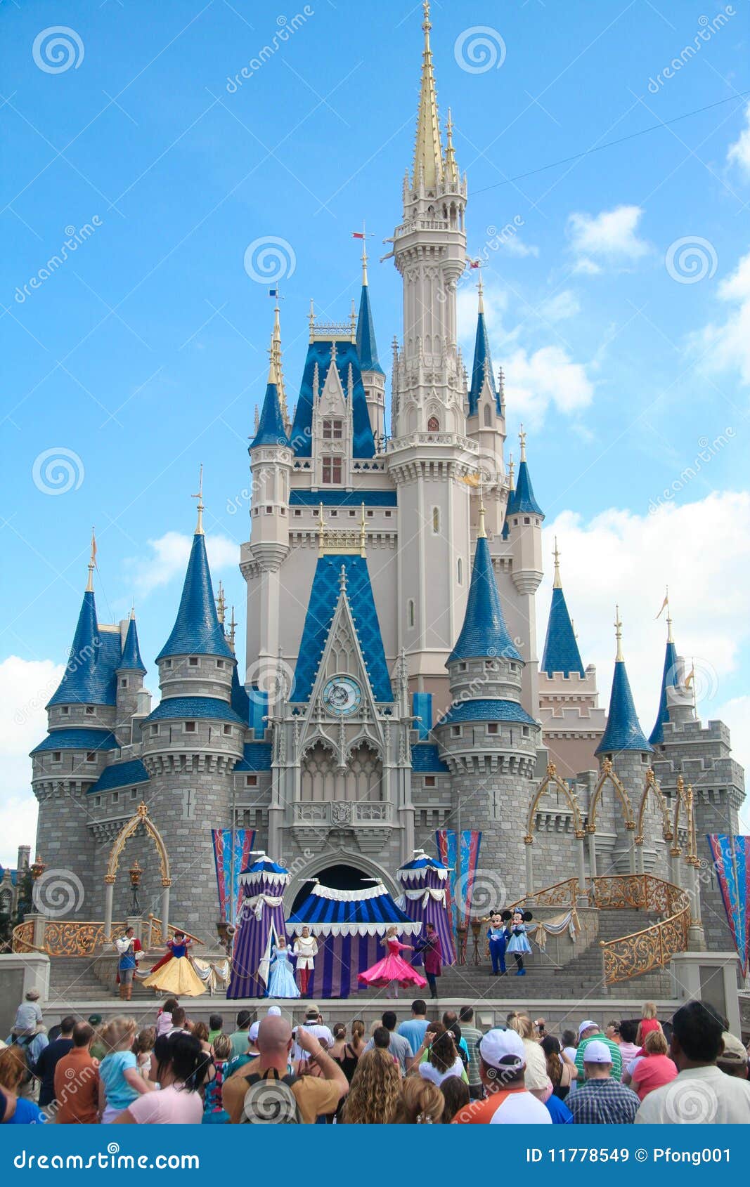 Castelo de Disney imagem de stock editorial. Imagem de audiências ...