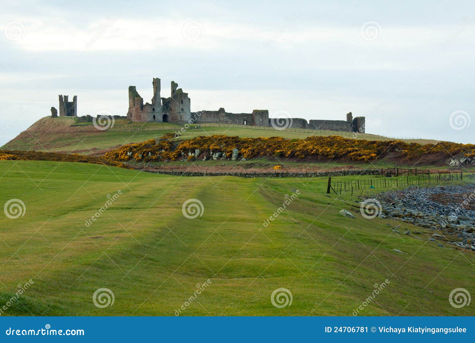 Castelo de Dunstanburgh imagem de stock. Imagem de destino - 24706781