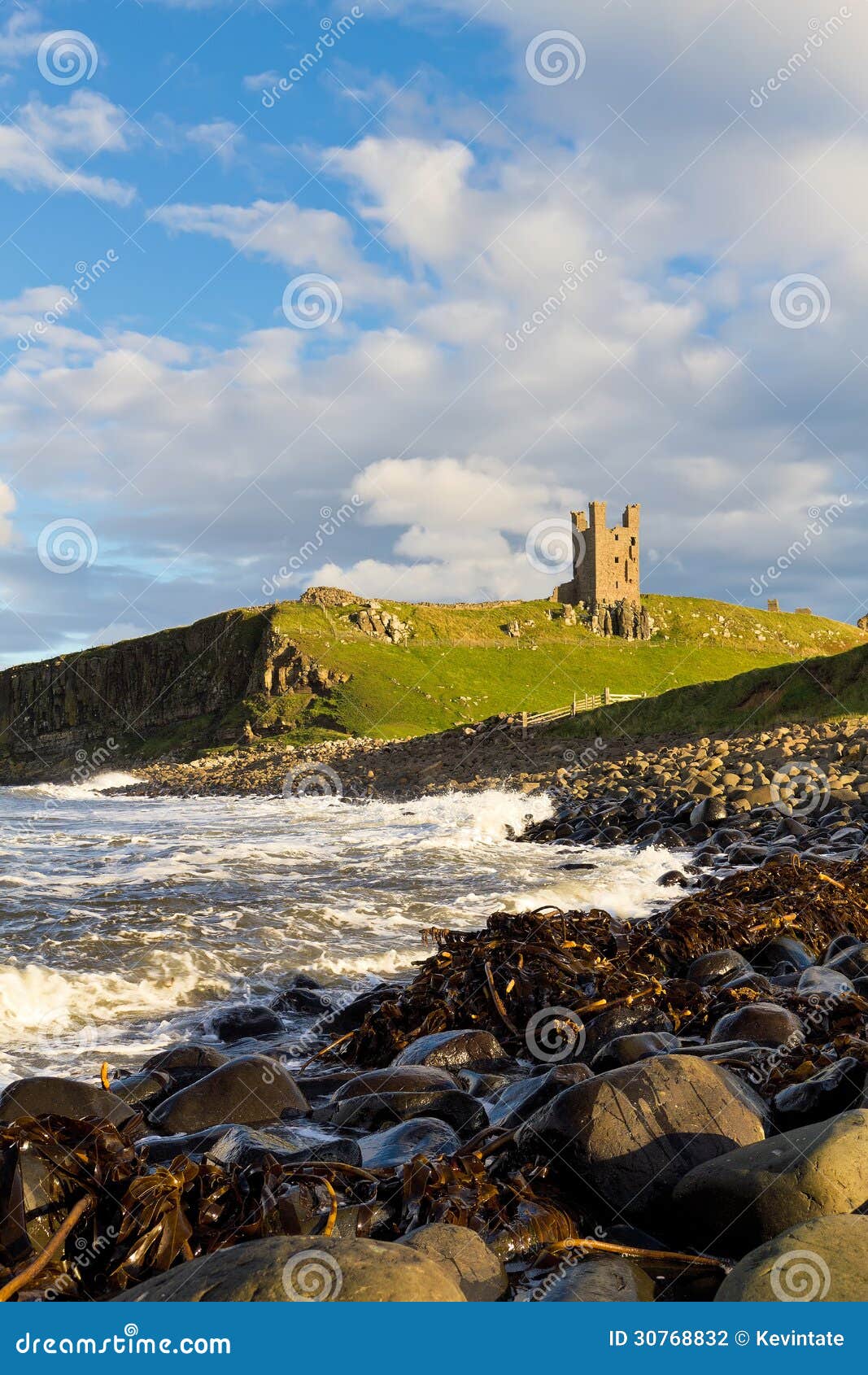 Castelo de Dunstanburgh foto de stock. Imagem de vista - 30768832