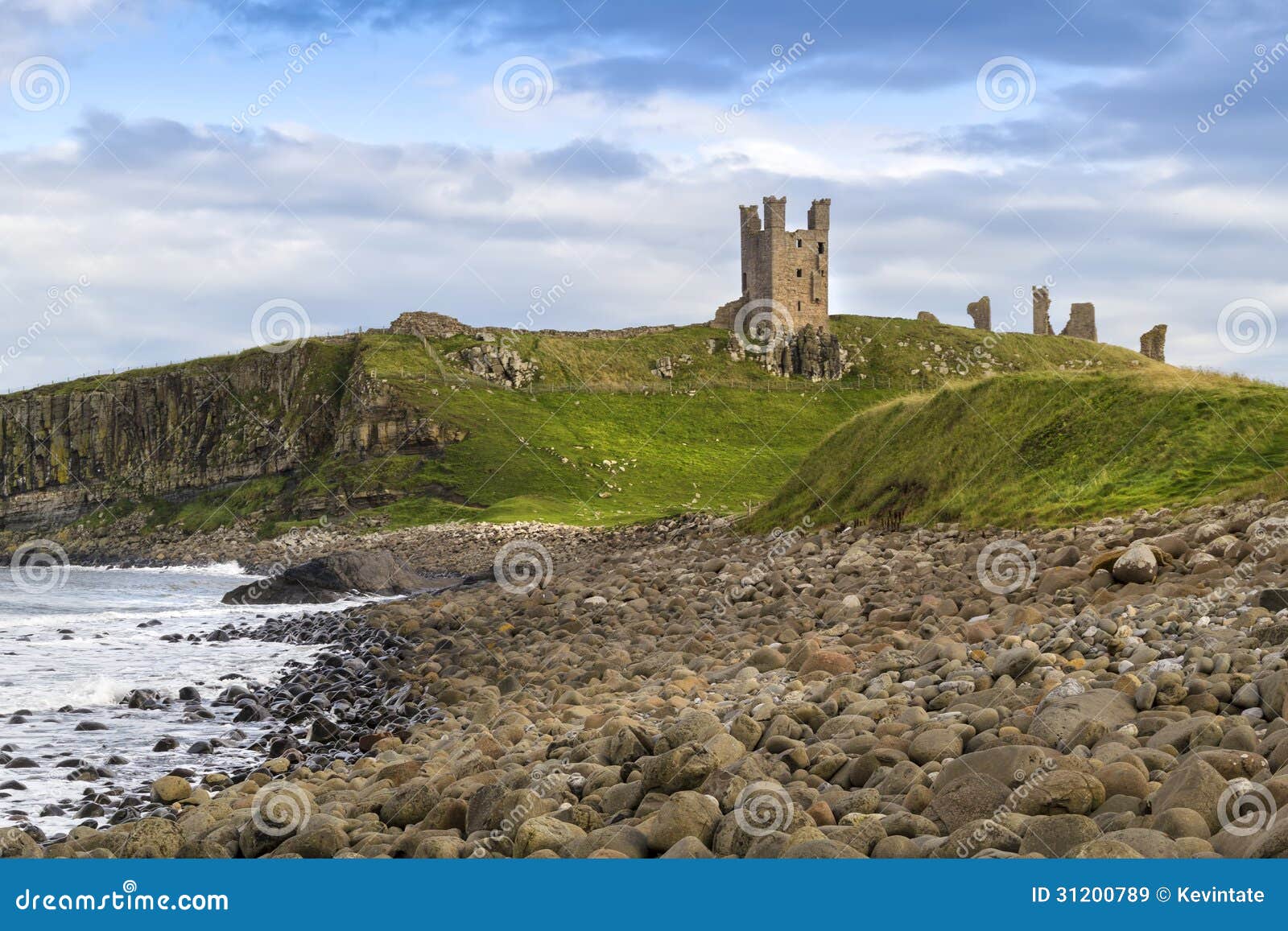 Castelo de Dunstanburgh imagem de stock. Imagem de fachada - 31200789