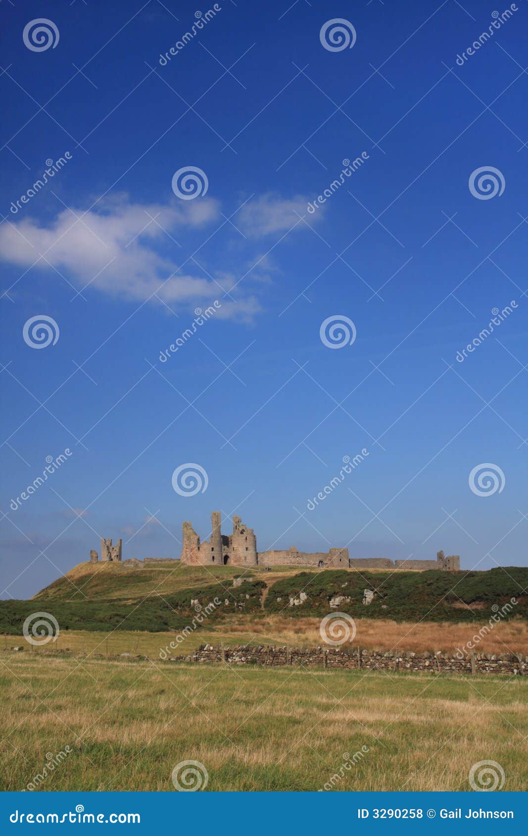 Castelo de Dunstanburgh foto de stock. Imagem de costa - 3290258