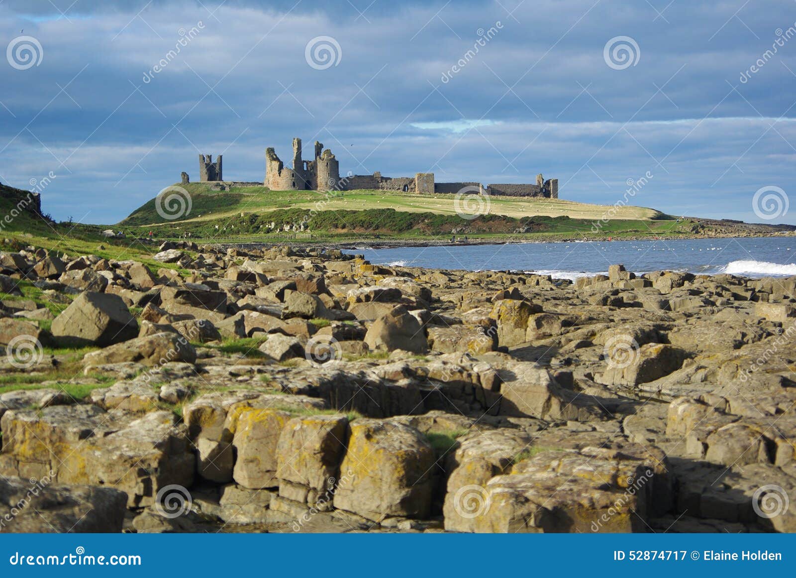 Castelo de Dunstanburgh imagem de stock. Imagem de oceano - 52874717