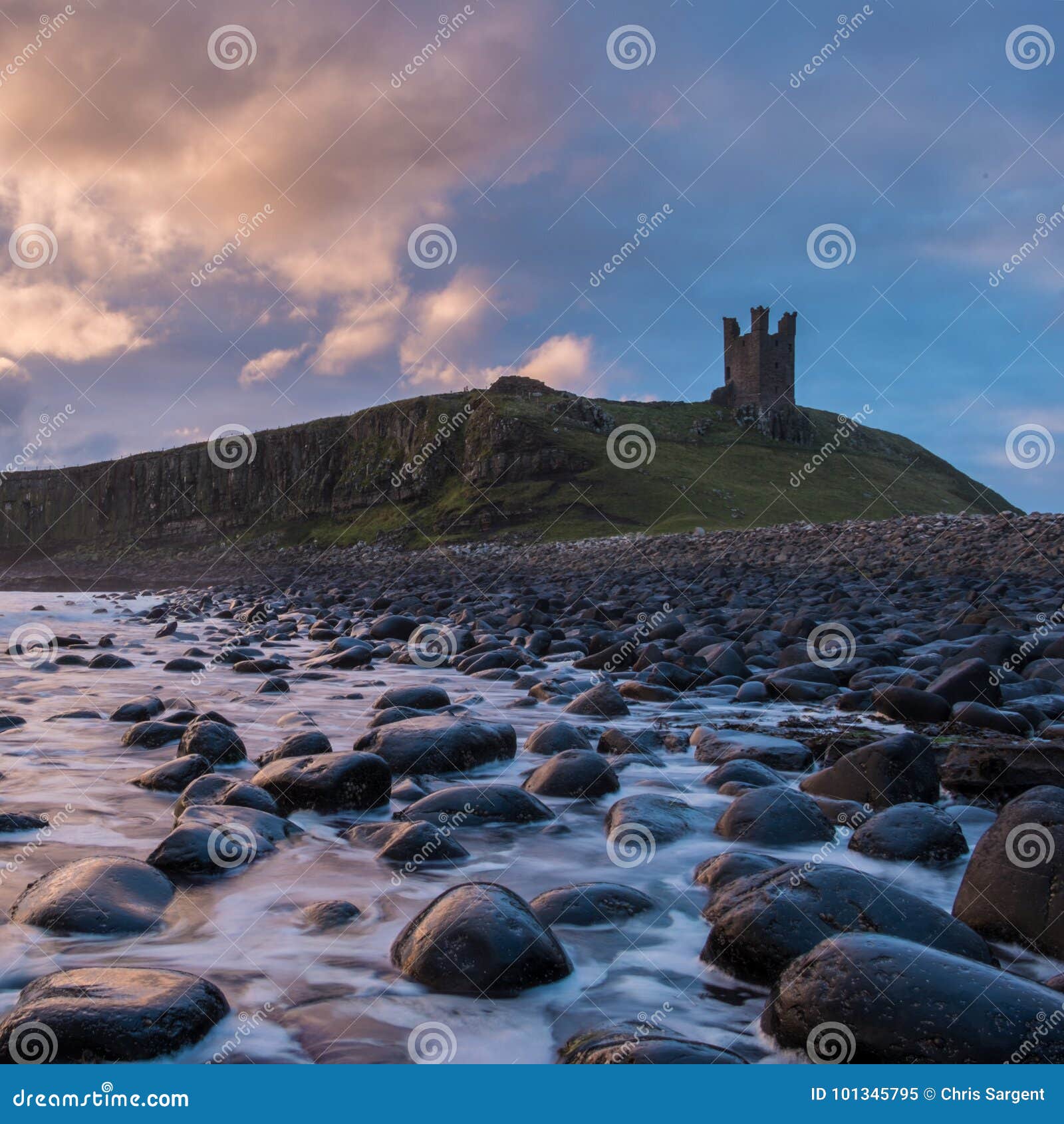 Castelo De Dunstanburgh Em Northumberland Imagem de Stock - Imagem de ...