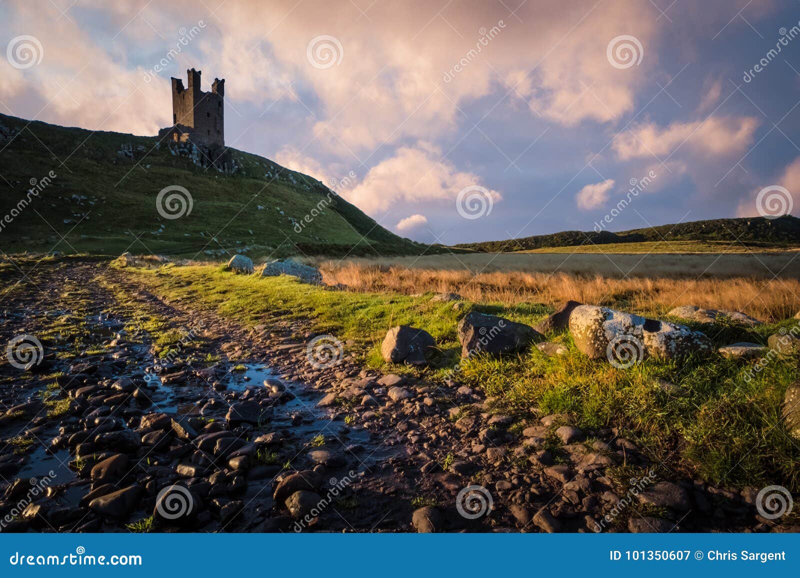 Castelo De Dunstanburgh Em Northumberland Imagem de Stock - Imagem de ...