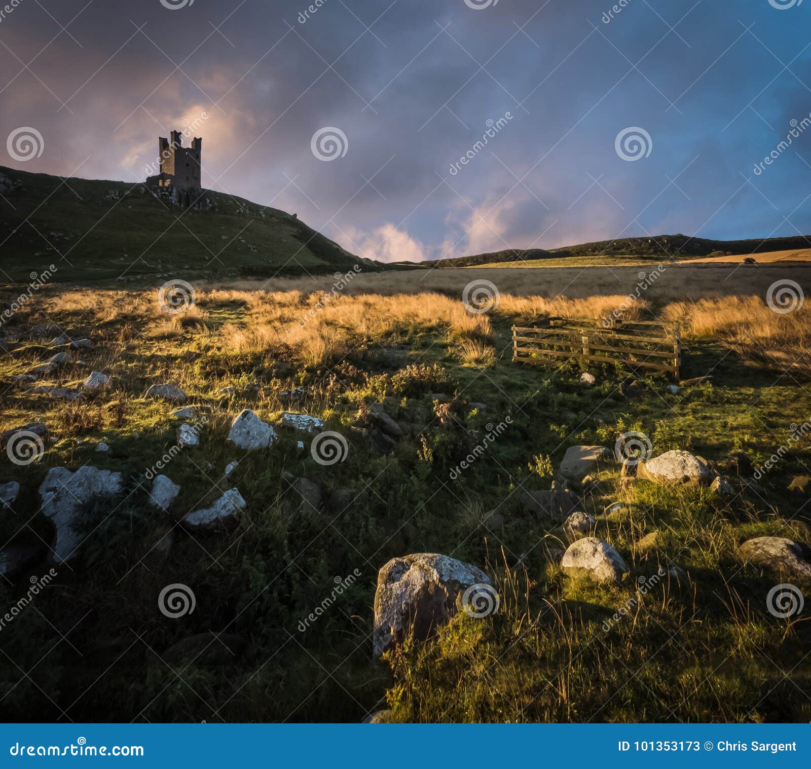 Castelo De Dunstanburgh Em Northumberland Imagem de Stock - Imagem de ...