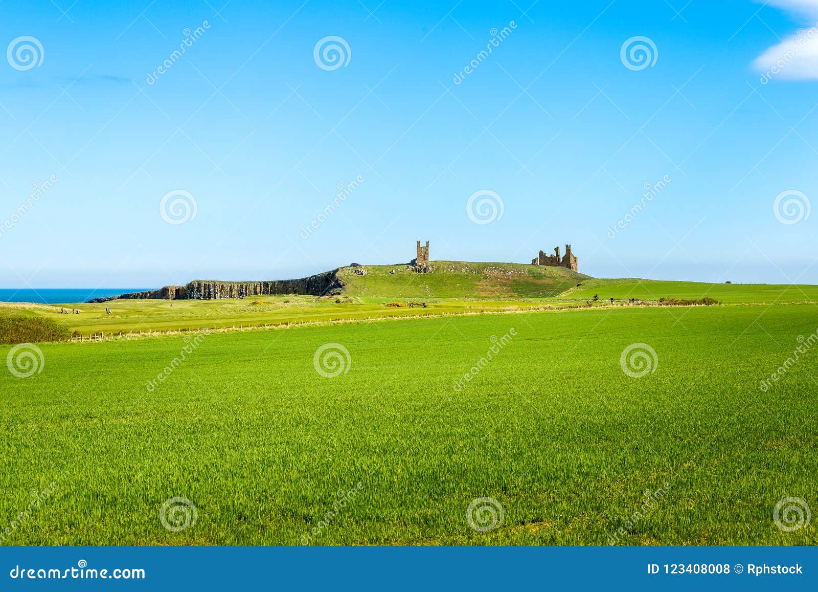 Castelo De Dunstanburgh Em Northumberland Foto de Stock - Imagem de ...