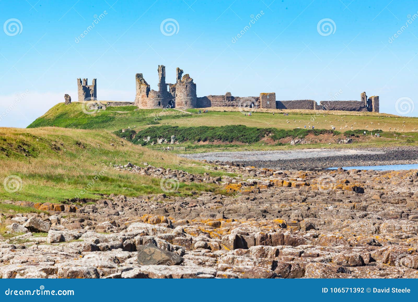 Castelo De Dunstanburgh Em Northumberland, Inglaterra Foto de Stock ...