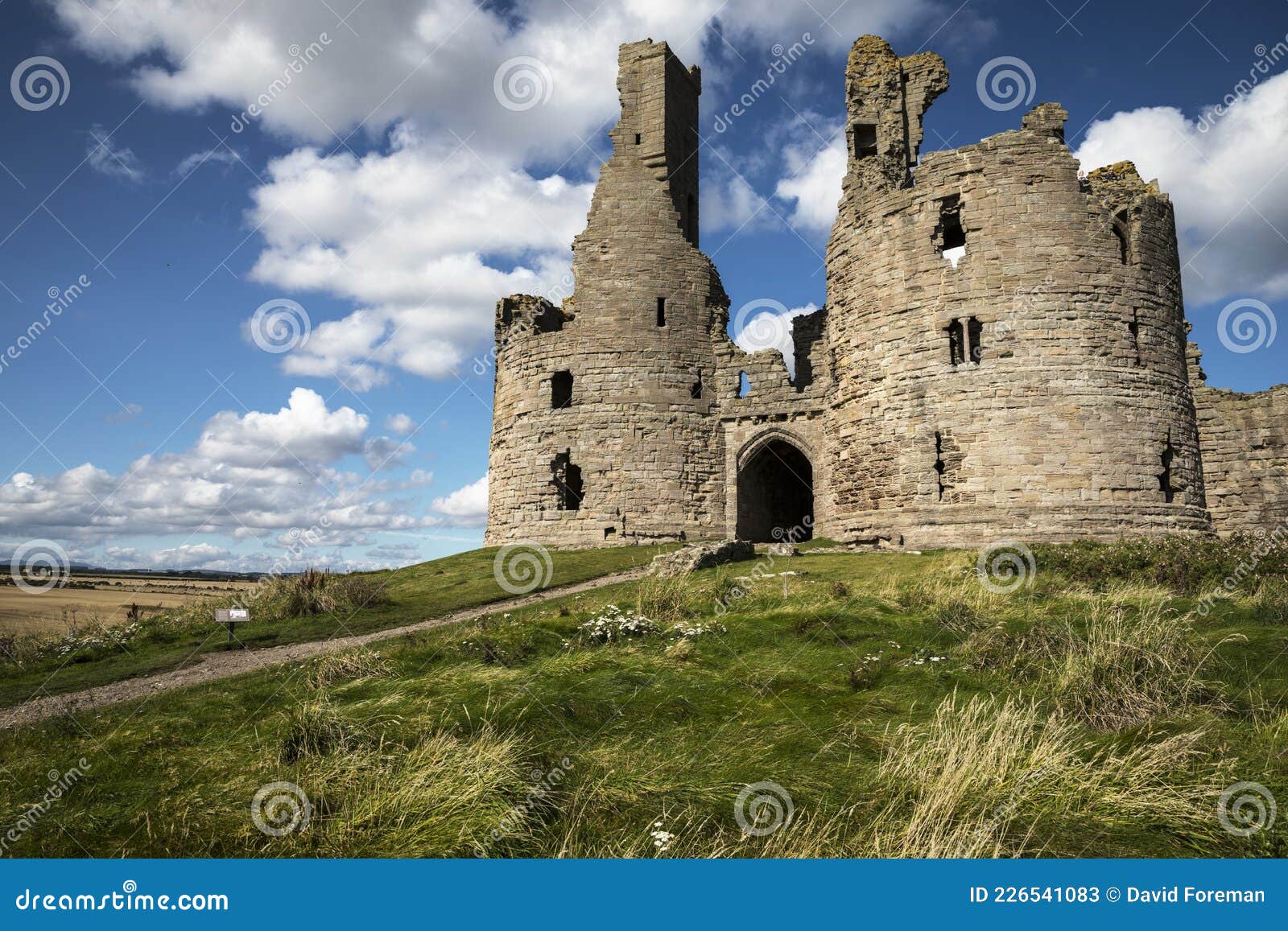 Castelo de dunstanburgh foto de stock editorial. Imagem de castelo ...