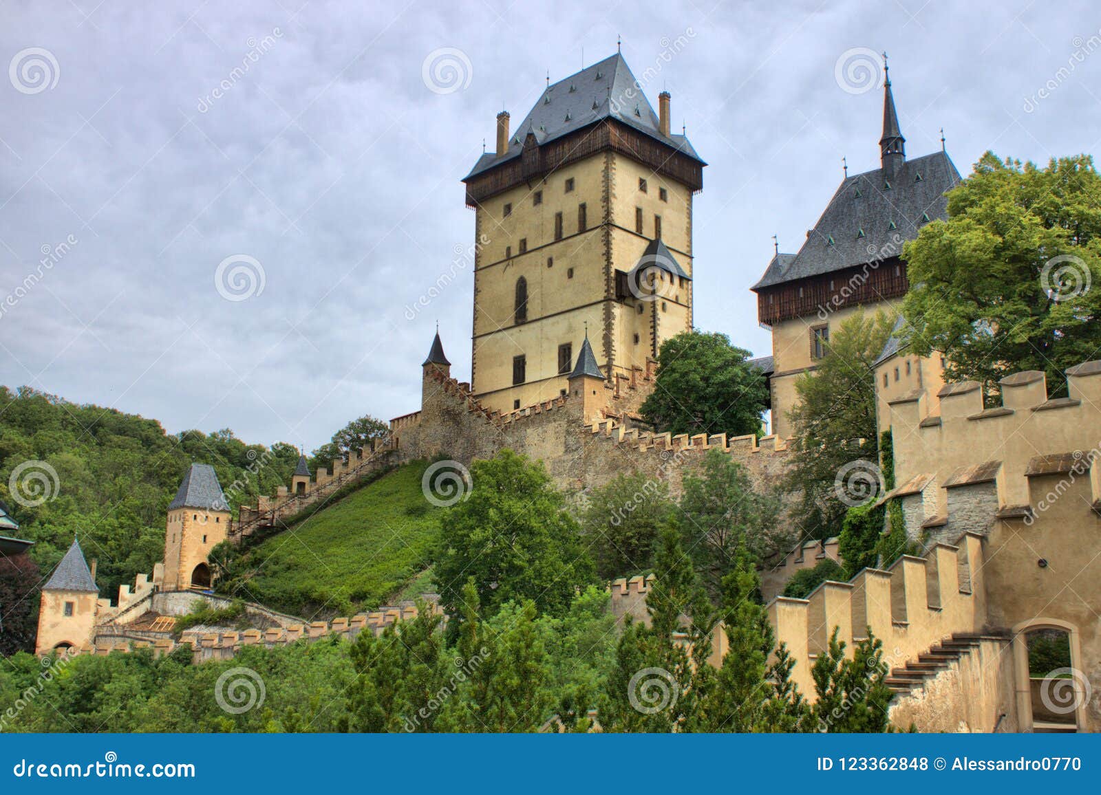 Castelo de Karlstein foto de stock. Imagem de czeche - 123362848