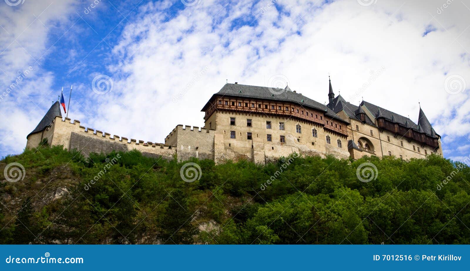 Castelo De Karlstein No Monte Foto de Stock - Imagem de praga, cultura ...
