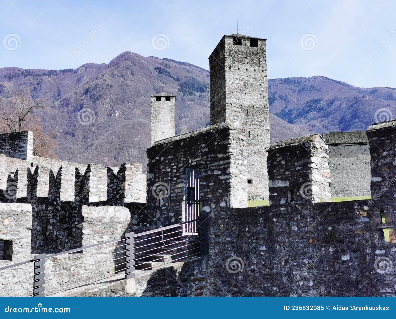 Castelo De Pedra Medieval Com Montanhas Ao Fundo Imagem de Stock ...