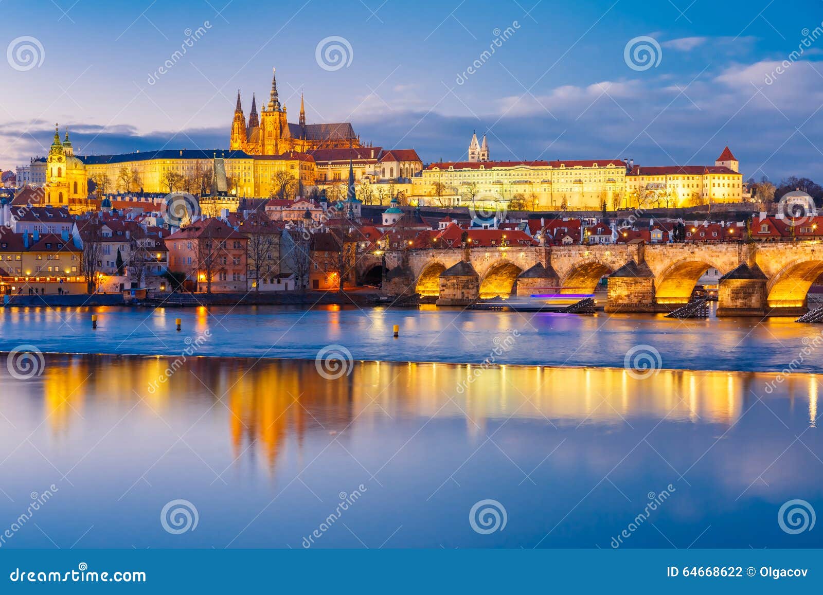 Castelo De Praga E Ponte De Charles, República Checa Foto de Stock ...