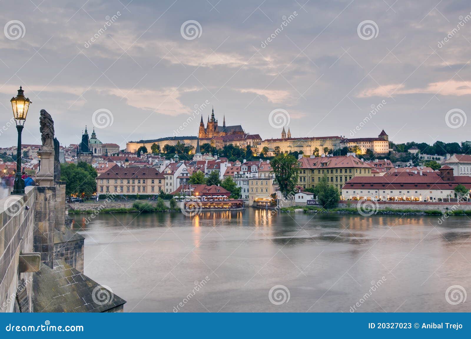 Castelo De Praga E Rio De Vltava Imagem de Stock - Imagem de praga ...