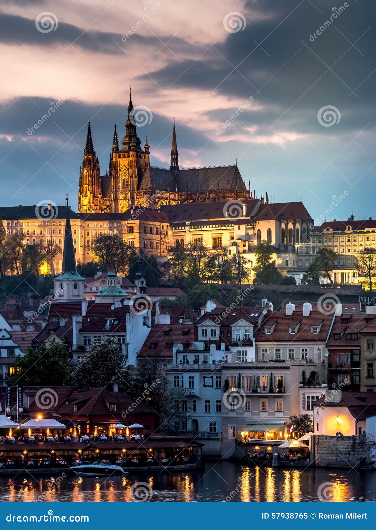 Castelo De Praga No Crepúsculo Imagem de Stock - Imagem de vista ...