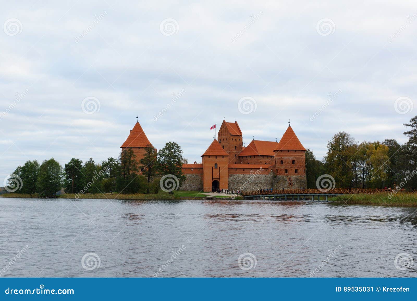 Castelo de Trakai no lago foto editorial. Imagem de estilo - 89535031