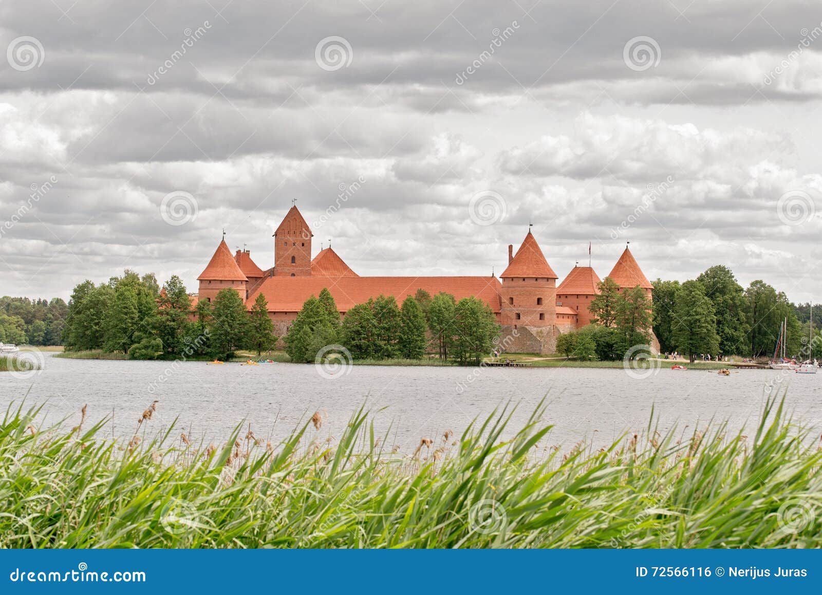 Castelo De Trakai No Meio Da Ilha Foto de Stock - Imagem de nuvens ...