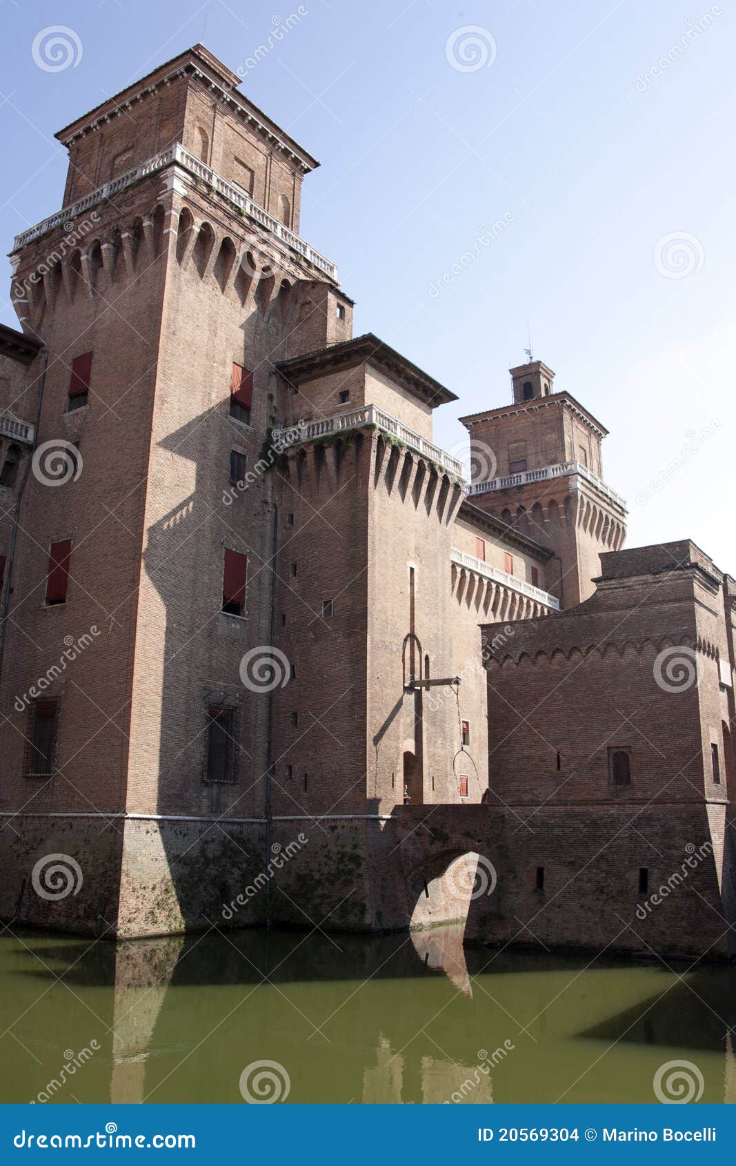 Castelo medieval com fosso foto de stock. Imagem de telhado - 20569304