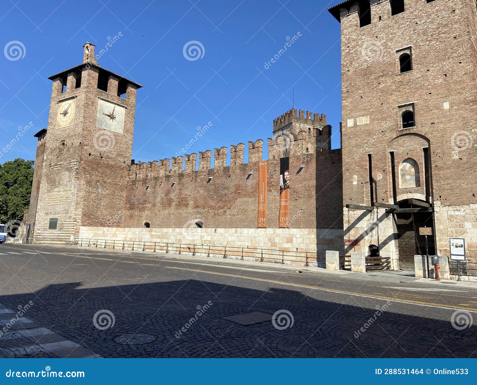 Castelvecchio (old Castle) in the City of Verona Stock Photo - Image of ...