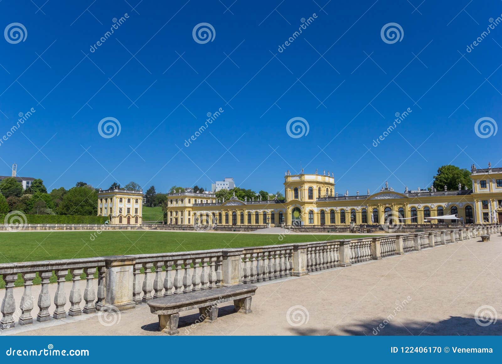 Castillo Amarillo En El Karlswiese En Kassel Foto de archivo - Imagen ...