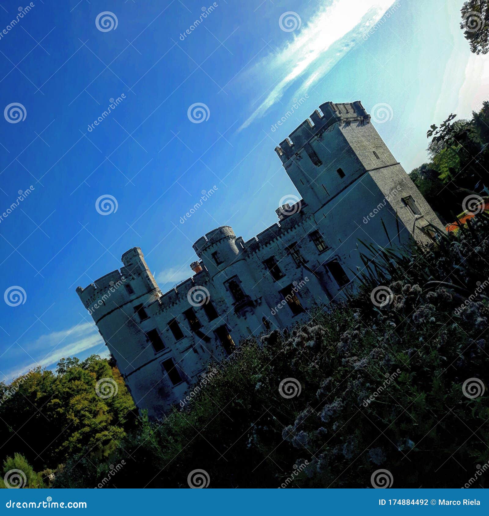 Castillo azul cielo fotografía editorial. Imagen de azul - 174884492