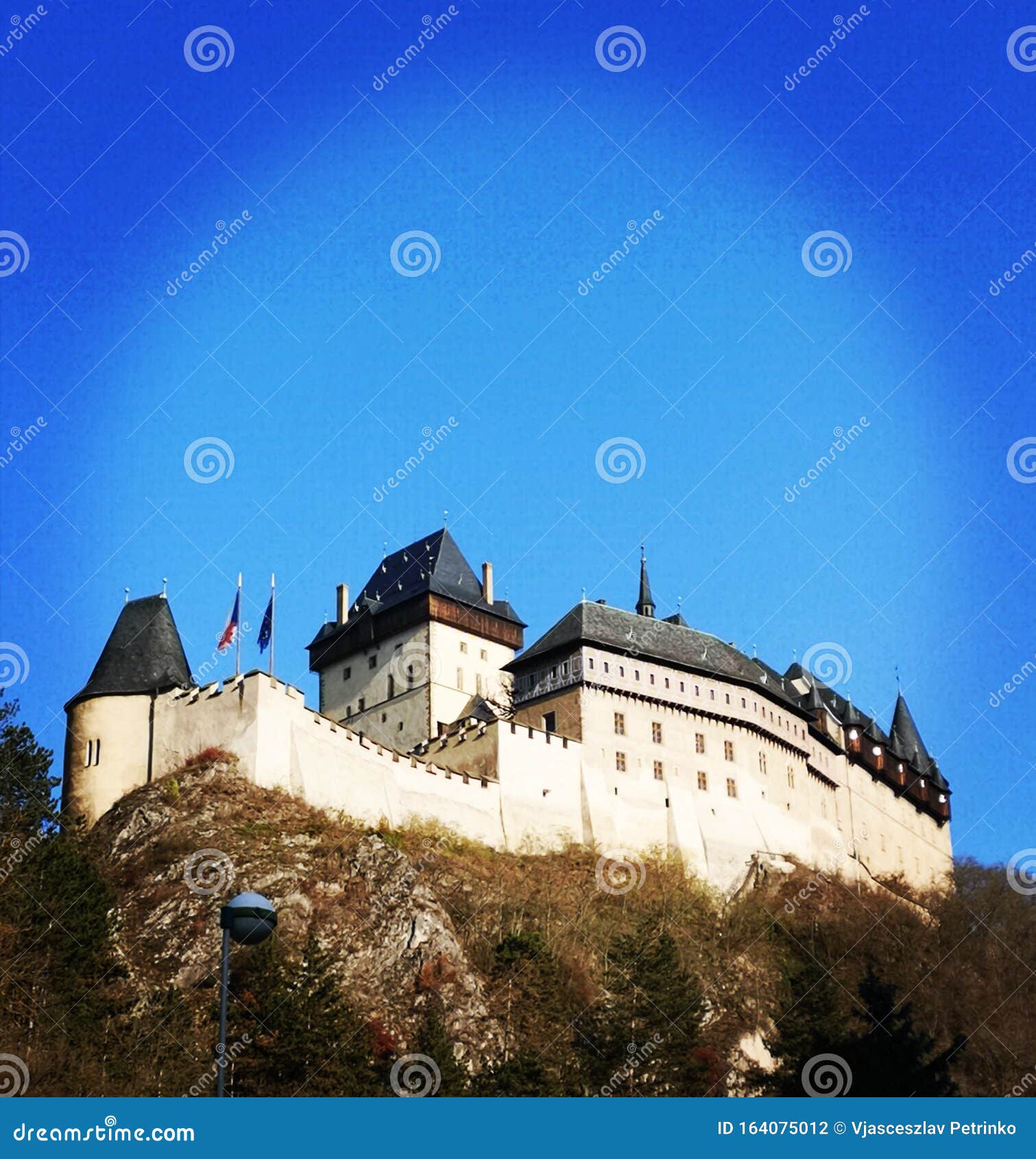 Castillo Azul Cielo Antiguo De Karlstain Foto de archivo - Imagen de ...